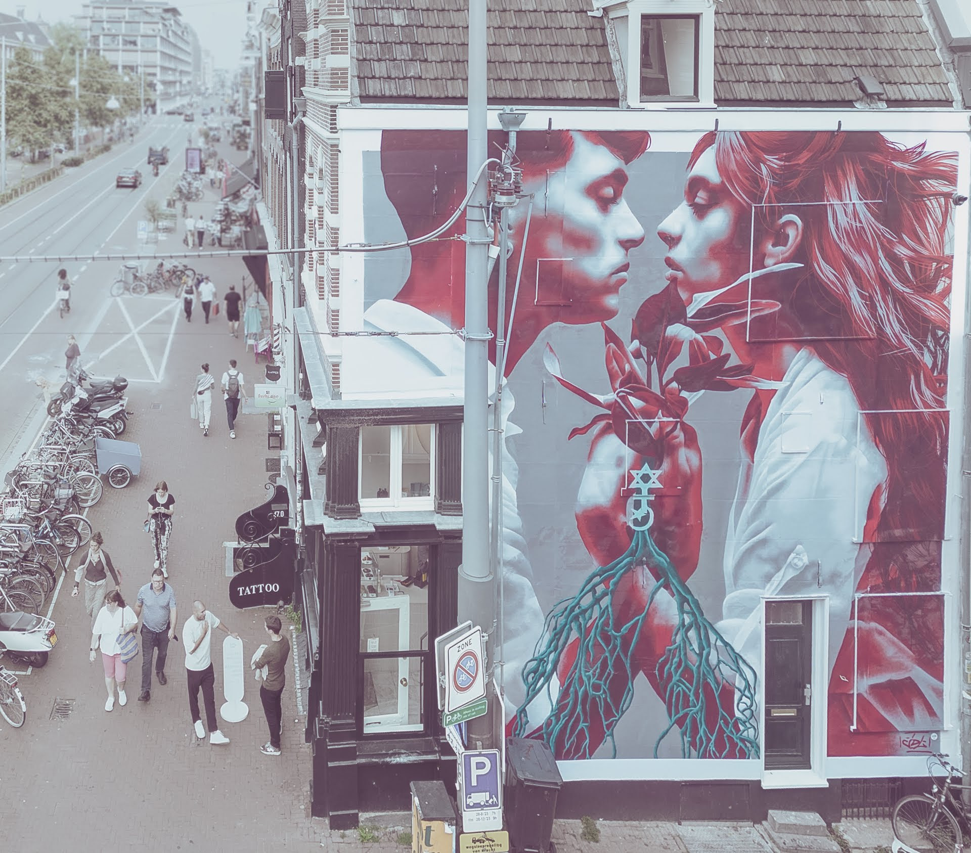 Amsterdamse muurschildering van Judith de Leeuw staat voor vrede tussen ...